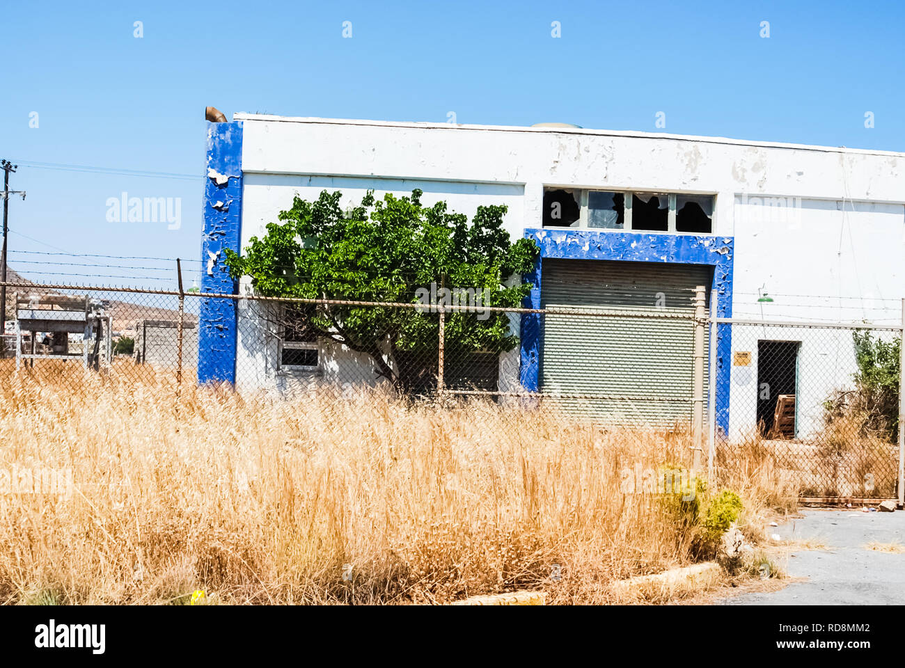 Nous abandonné Air Force Base, Crète, Grèce. Des bâtiments abandonnés ...