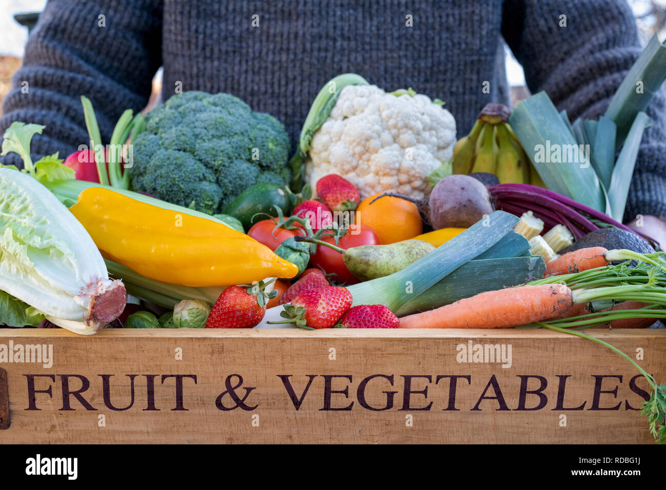 Homme tient un plateau Banque de photographies et d’images à haute ...