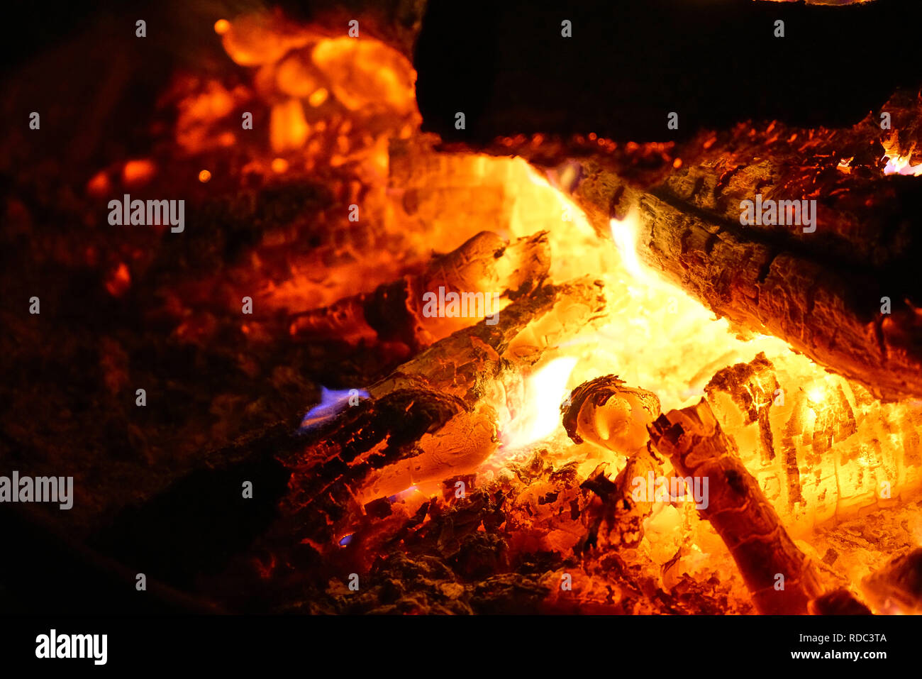Un feu ardent Banque de photographies et d’images à haute résolution ...