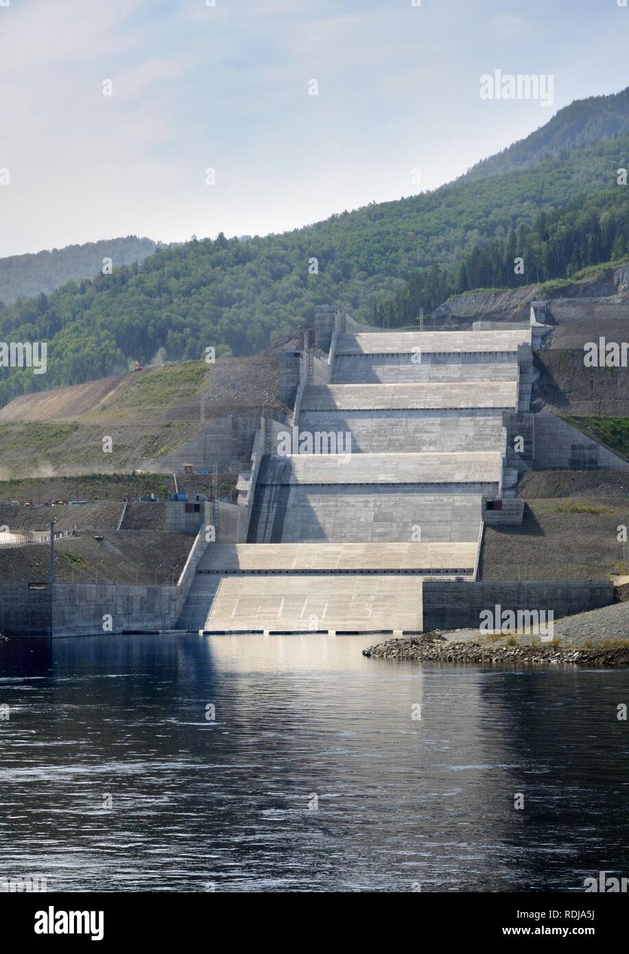 Le déversoir de Sayano-Shushenskaya centrale hydroélectrique sur le ...
