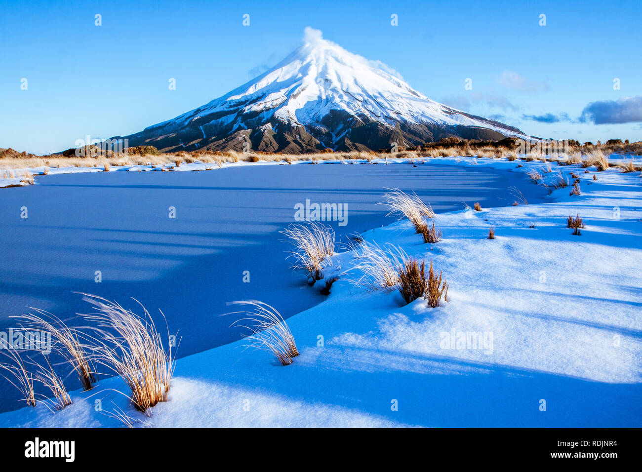 La neige a couvert le Mont Taranaki en Nouvelle-Zélande, cône massif ...