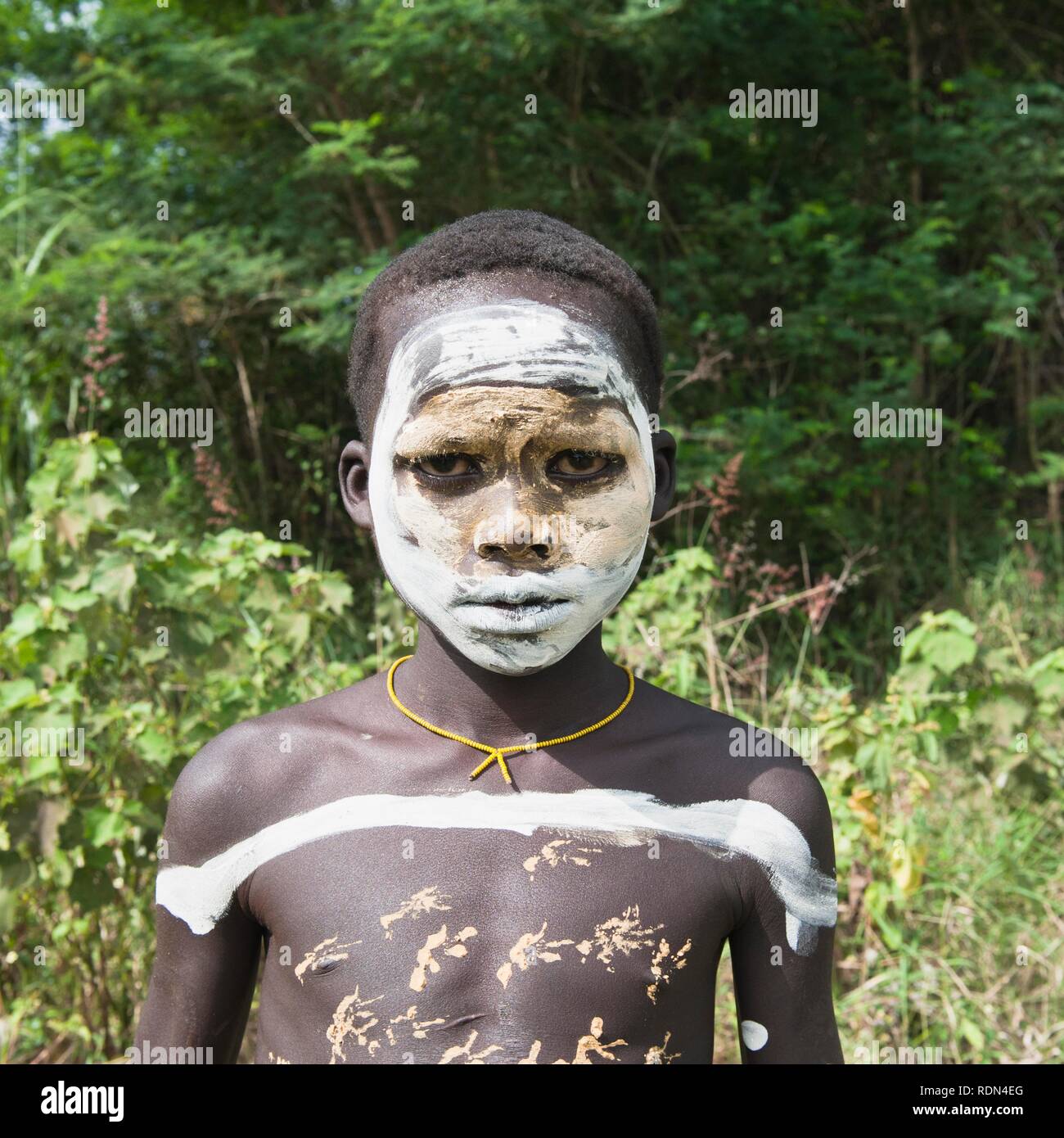 Surma garçon avec la peinture du visage et du corps, de la vallée de la ...