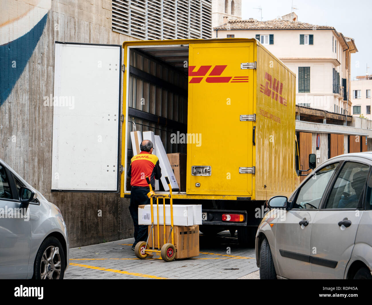 Dhl express delivery van Banque de photographies et d’images à haute ...