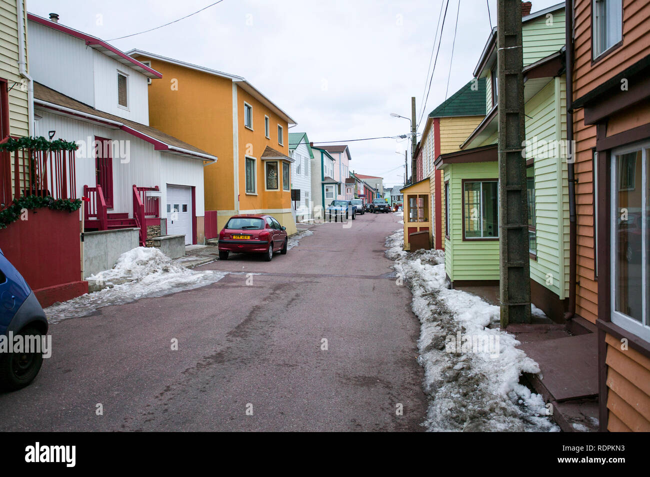 Maisons peintes de couleurs vives dans le centre-ville de Saint Pierre ...