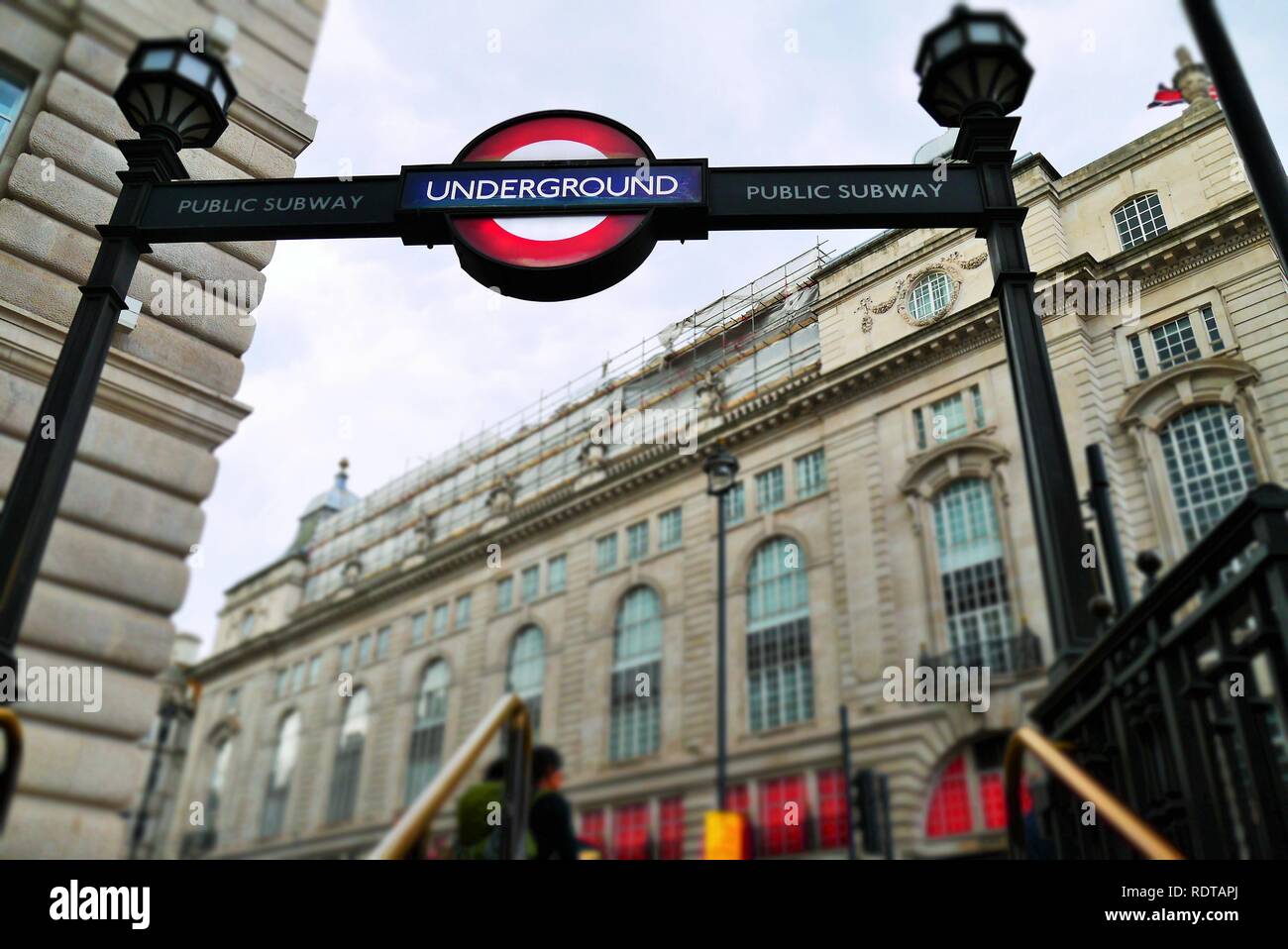 Famous london underground sign white Banque de photographies et d ...