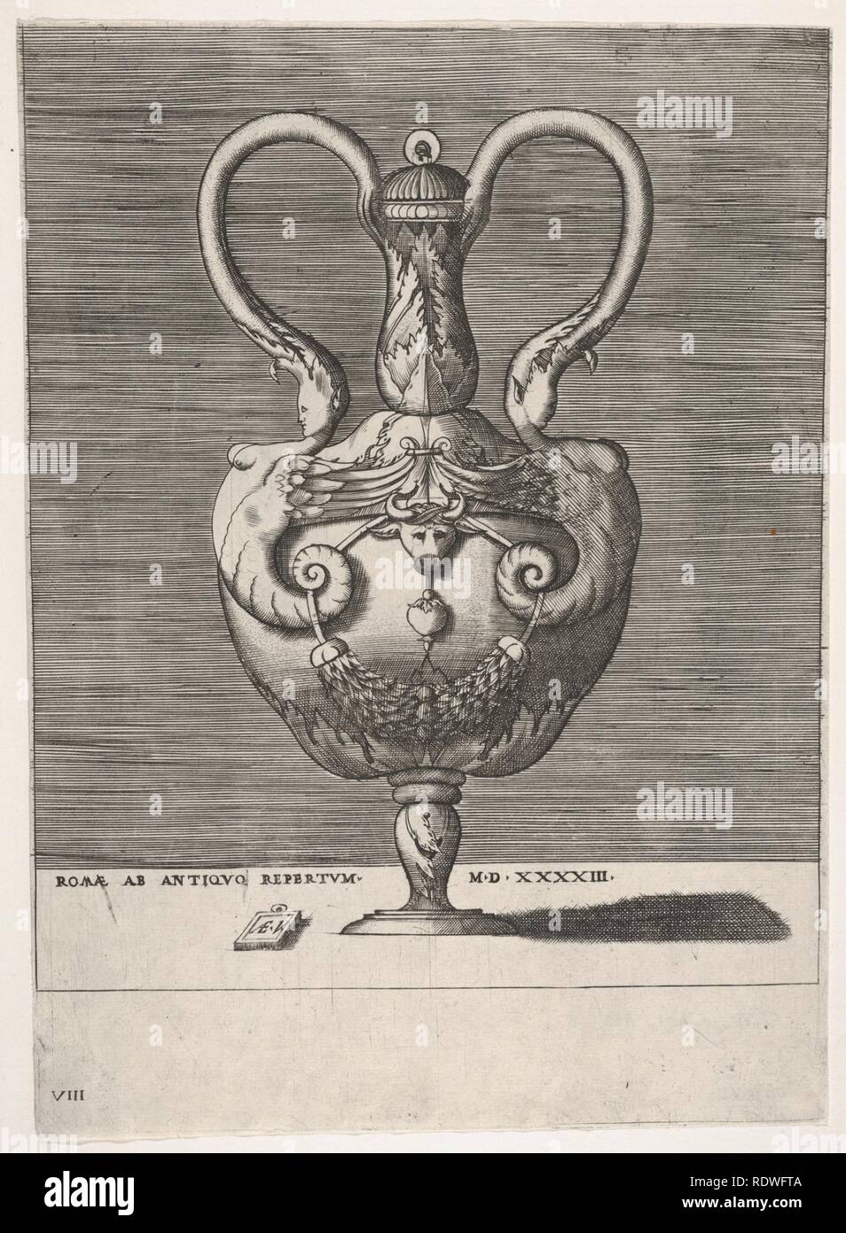 Vase à couvercle antique avec deux poignées qui sortent de la tête des ...