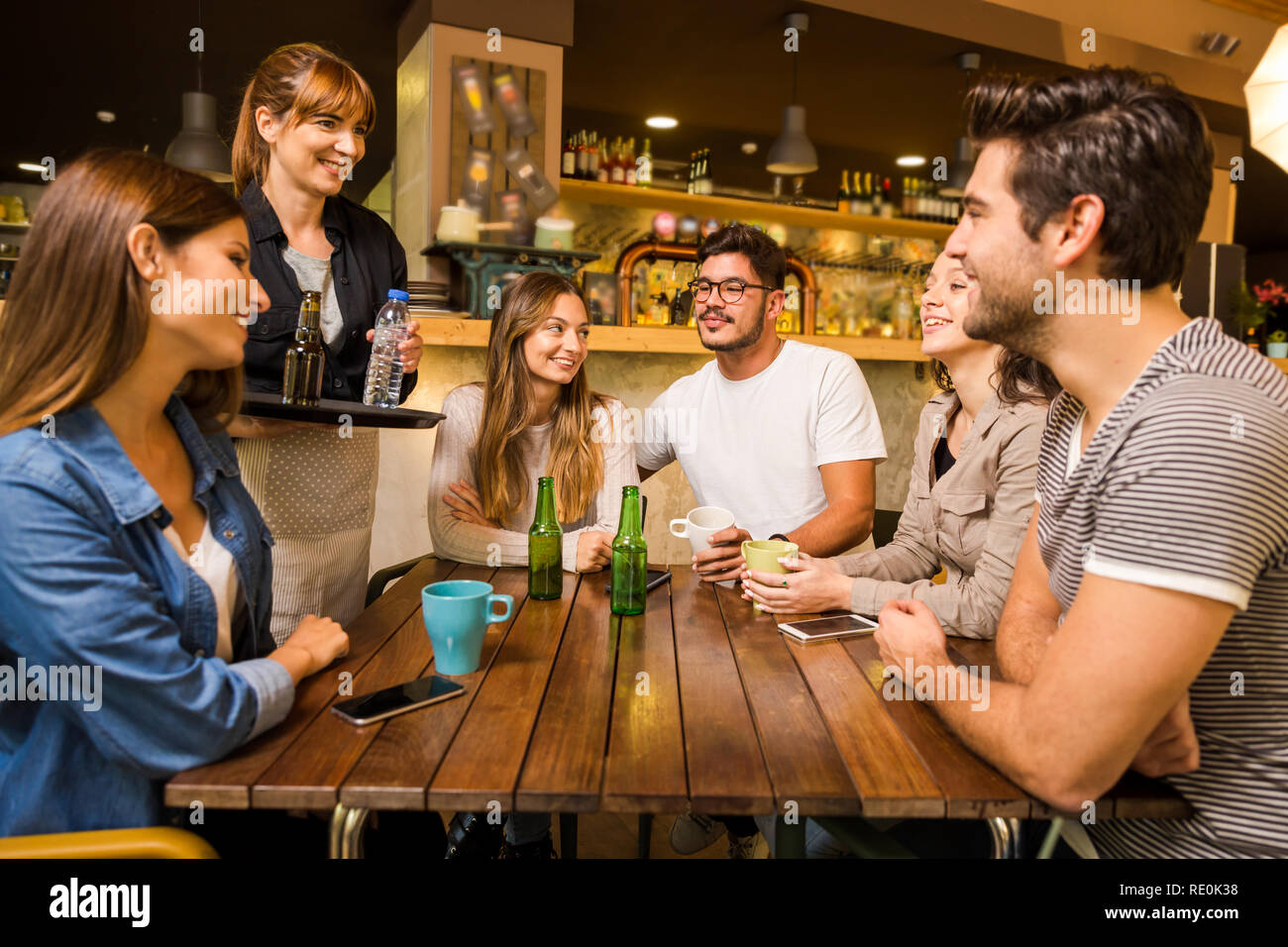 Commander des boissons Banque de photographies et d’images à haute ...