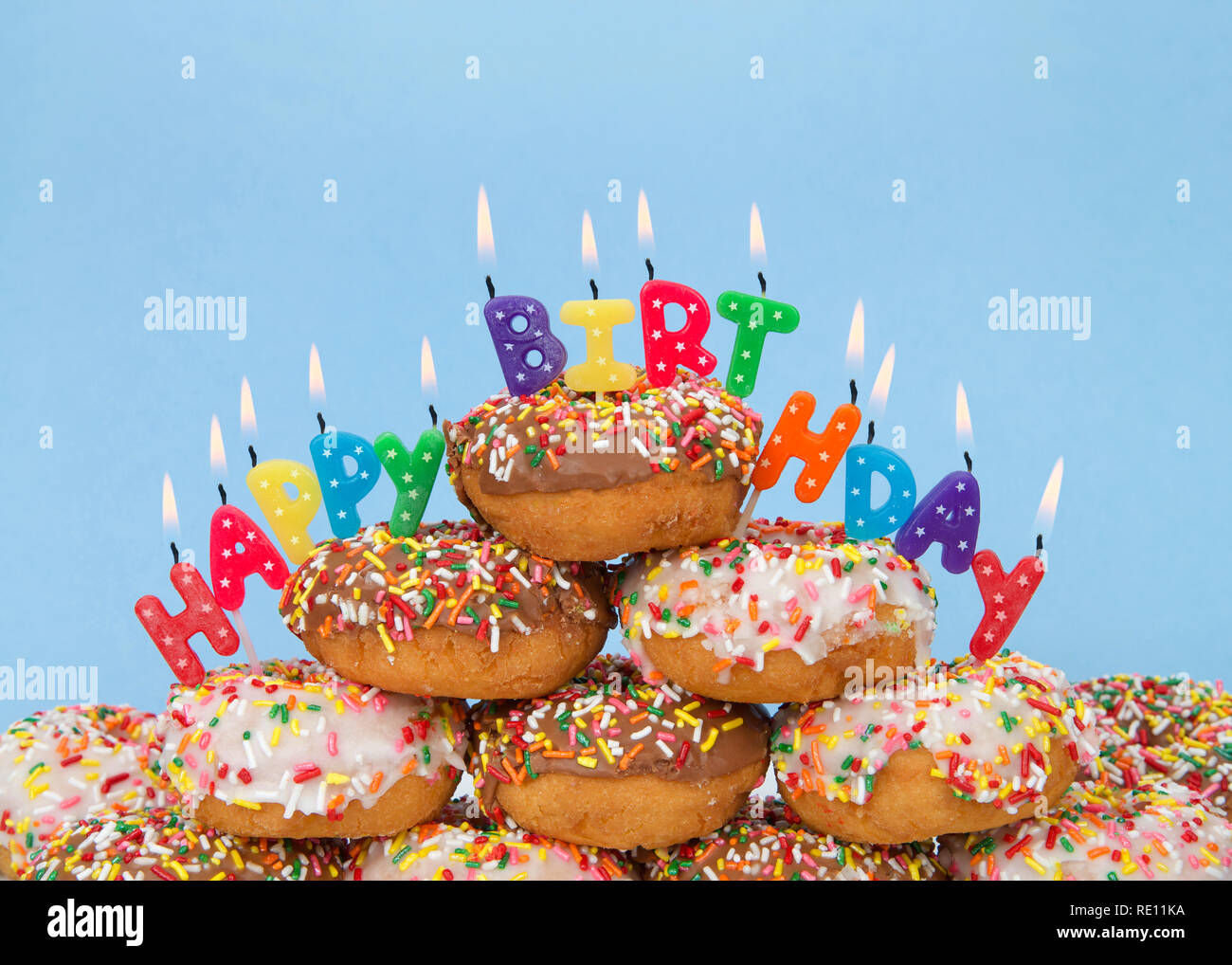 Happy birthday cake burning candles Banque de photographies et d’images ...