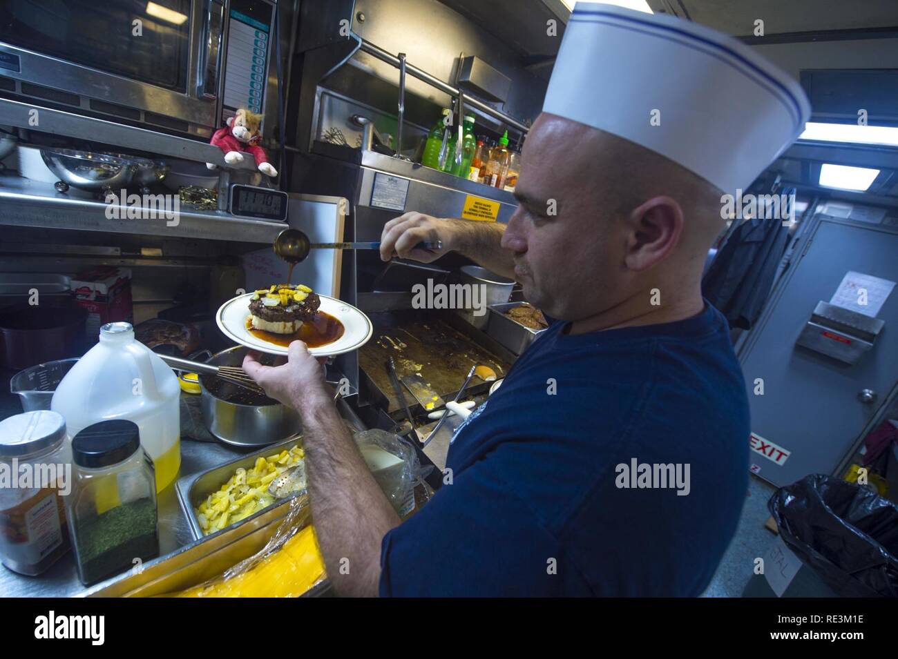 Le Golfe Arabique (nov. 9, 2016) Maître de 2e classe Mitchell Reed ...