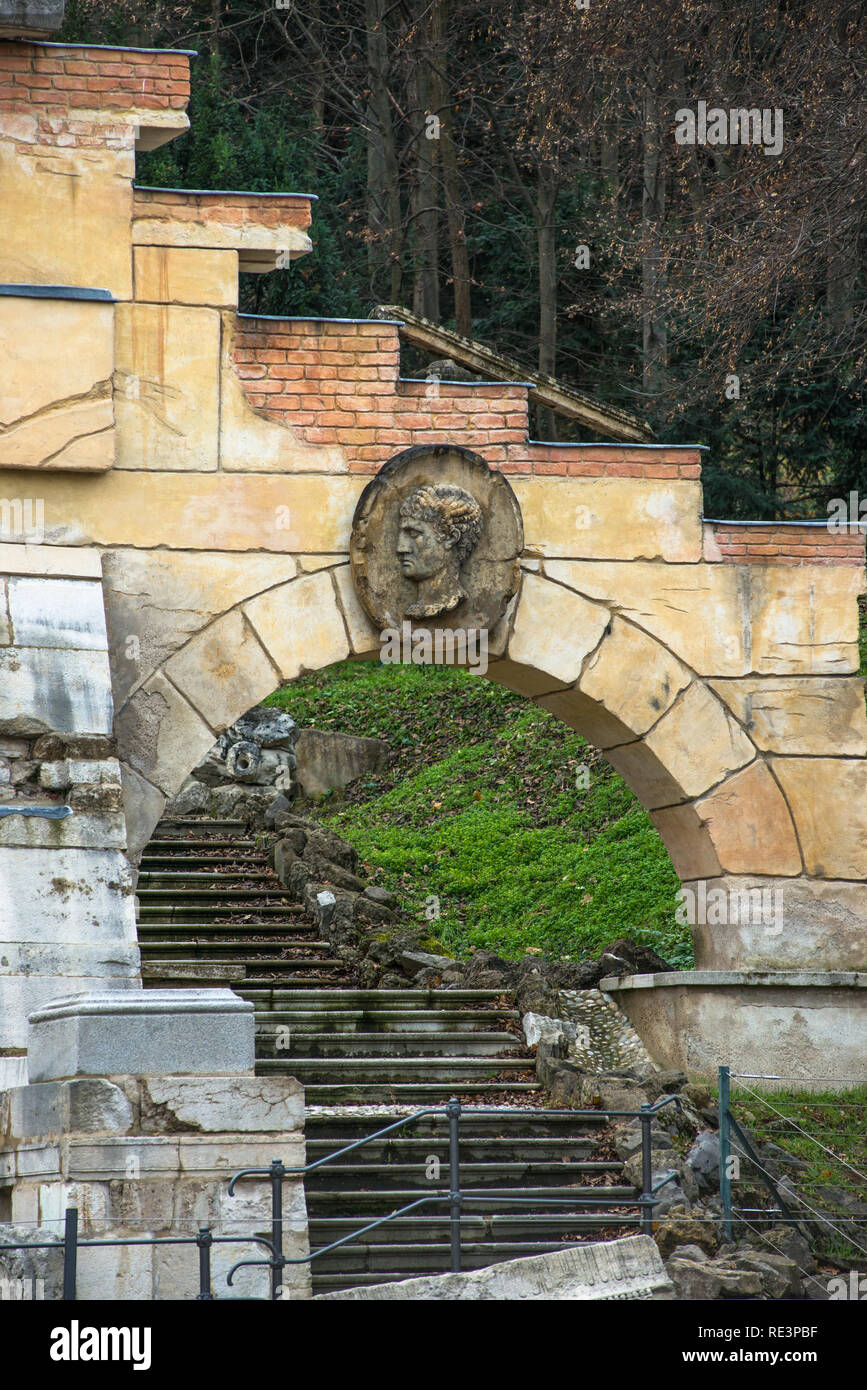 Vieille ruine romaine dans le palais de schonbrunn Banque de ...