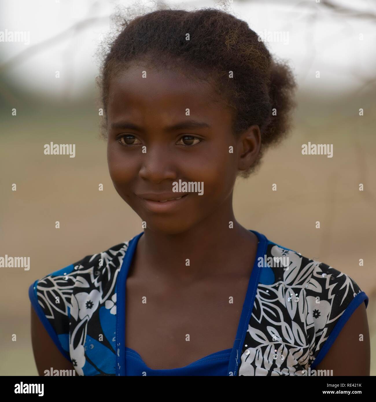 Femme malgache souriante Banque de photographies et d’images à haute ...