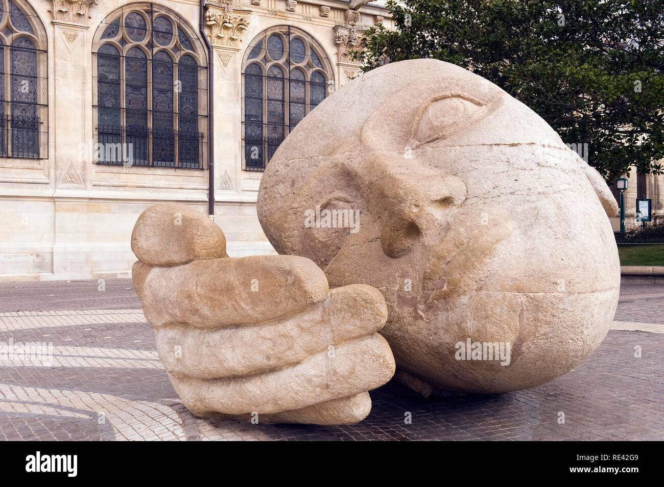 La sculpture moderne en face de l'église Saint Eustache dans le ...