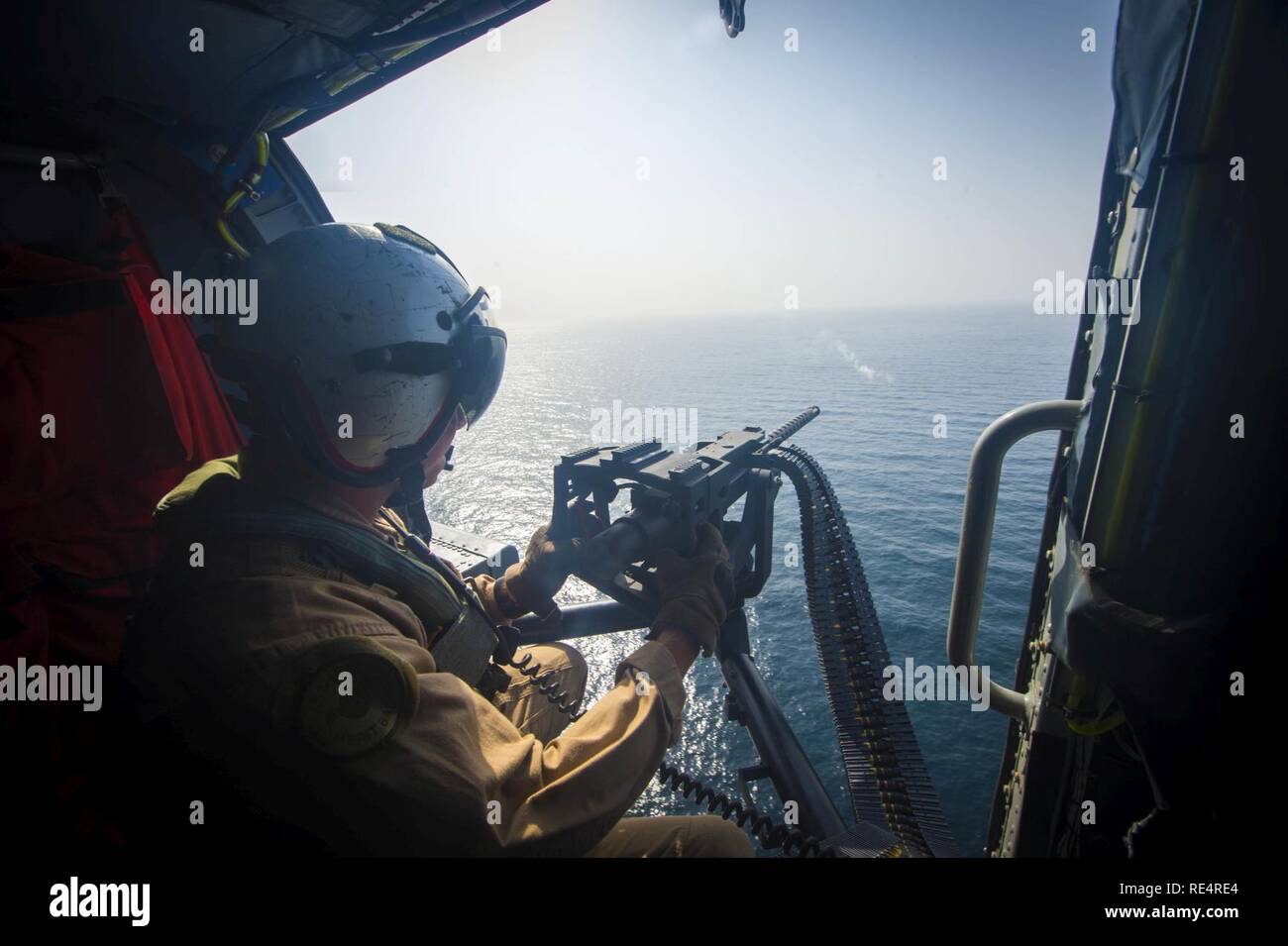 Golfe d'OMAN (nov. 22, 2016) Maître de 3e classe Ryan Stockman tire un ...