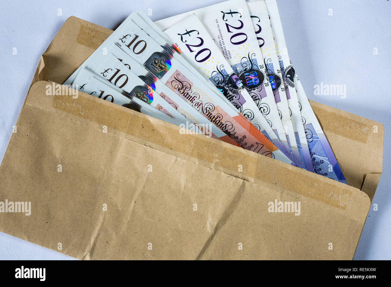 Enveloppe pleine de billets en anglais Banque de photographies et d ...