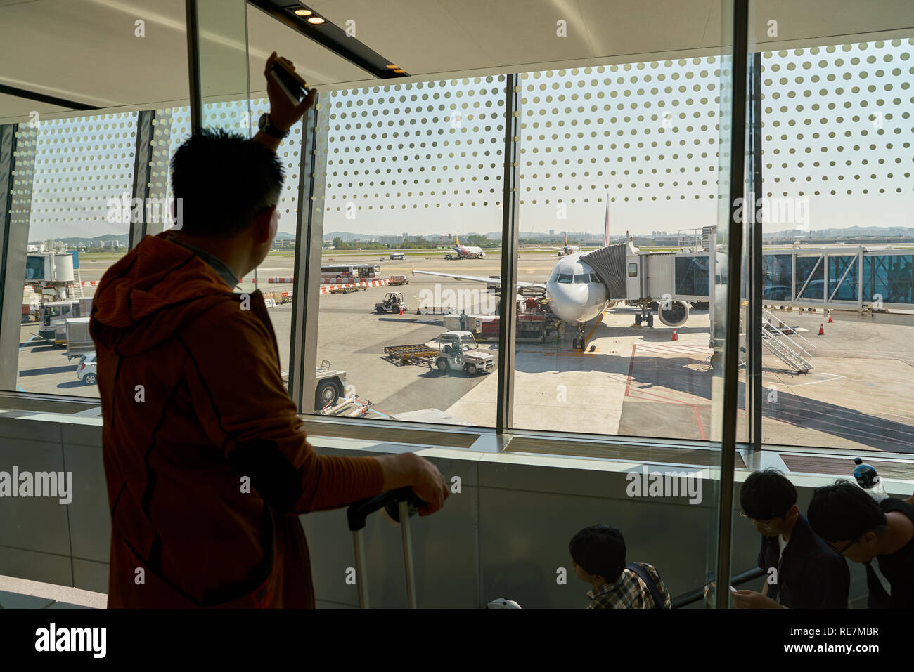 Séoul, Corée du Sud - circa 2017 : l'homme peut, à l'aéroport de Gimpo ...