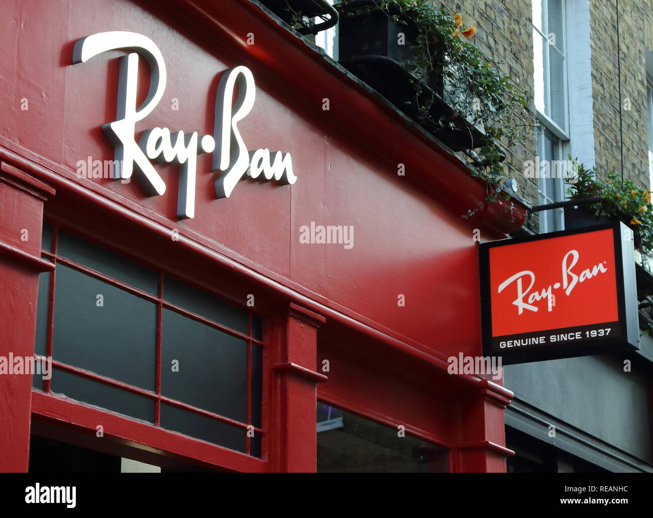 Ray Ban Logo Banque d'image et photos - Alamy