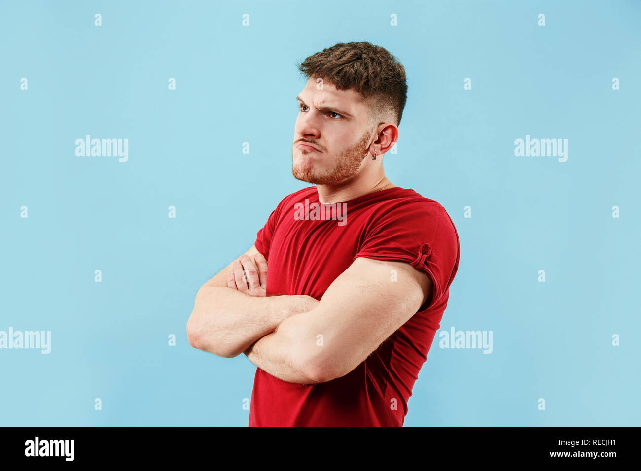 L'homme colère émotionnelle triste crier sur fond studio bleu ...