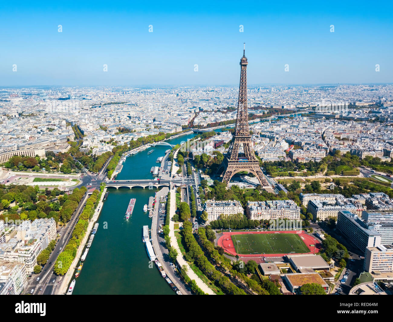 La Tour Eiffel ou la Tour Eiffel vue aérienne, est une tour en treillis en fer forgé sur le ...