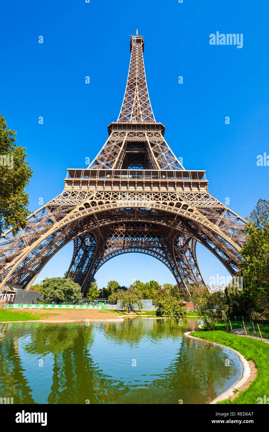 La Tour Eiffel ou la Tour Eiffel est une tour en treillis en fer forgé sur le Champ de Mars à ...