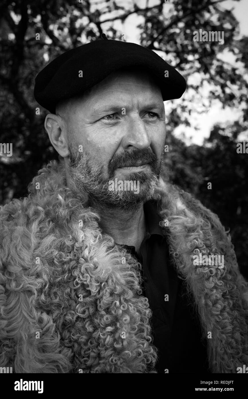 Portrait d'un berger dans son vêtements traditionnels et portant un ...