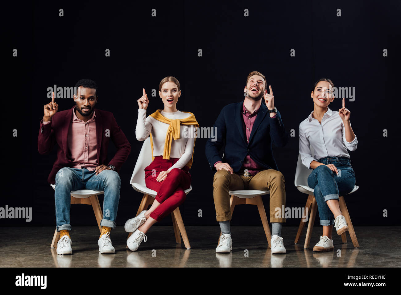 Personnes assises sur des chaises Banque de photographies et d’images à ...