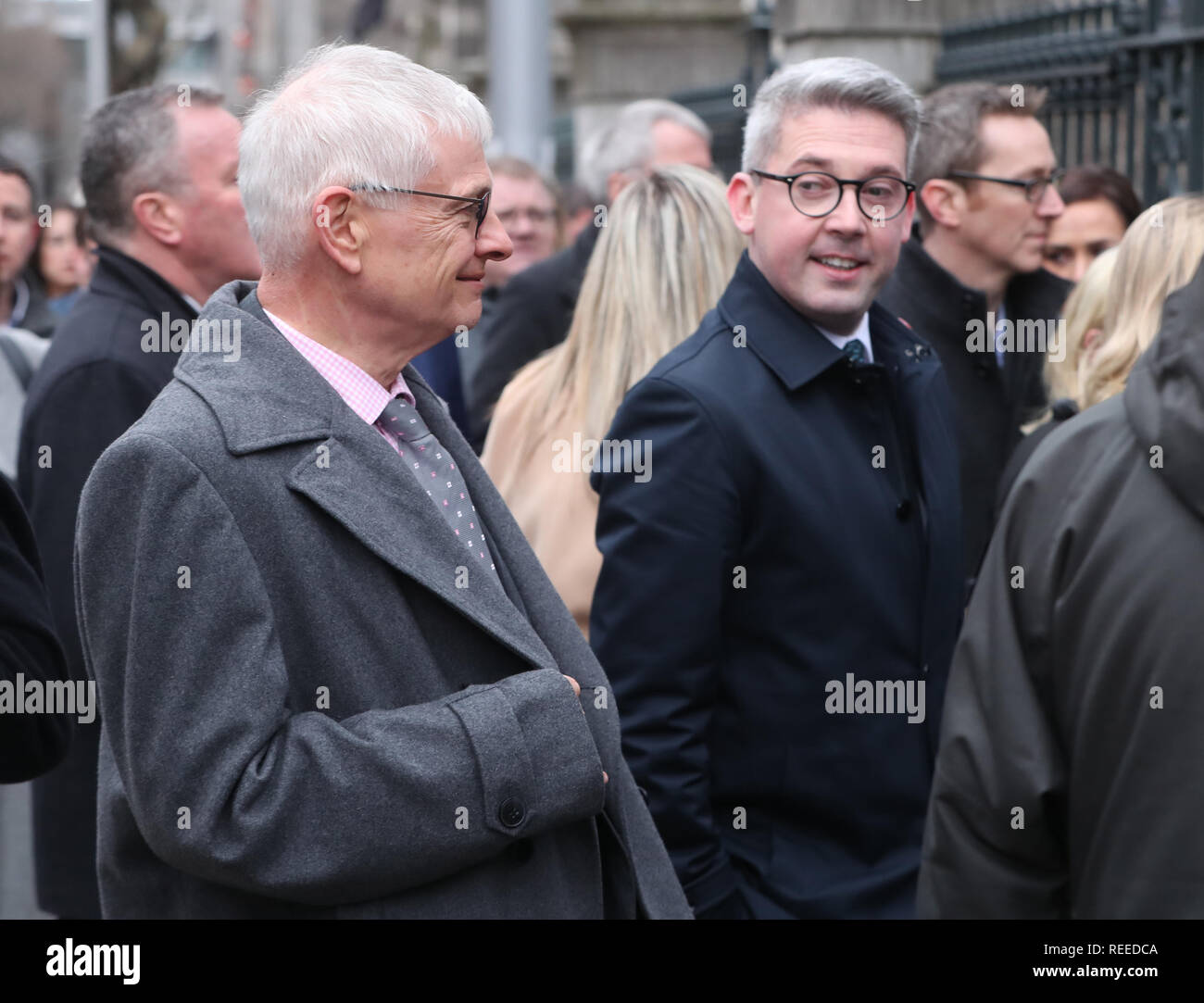 L'ambassadeur britannique Robin Barnett (à gauche) avec son groupe est ...