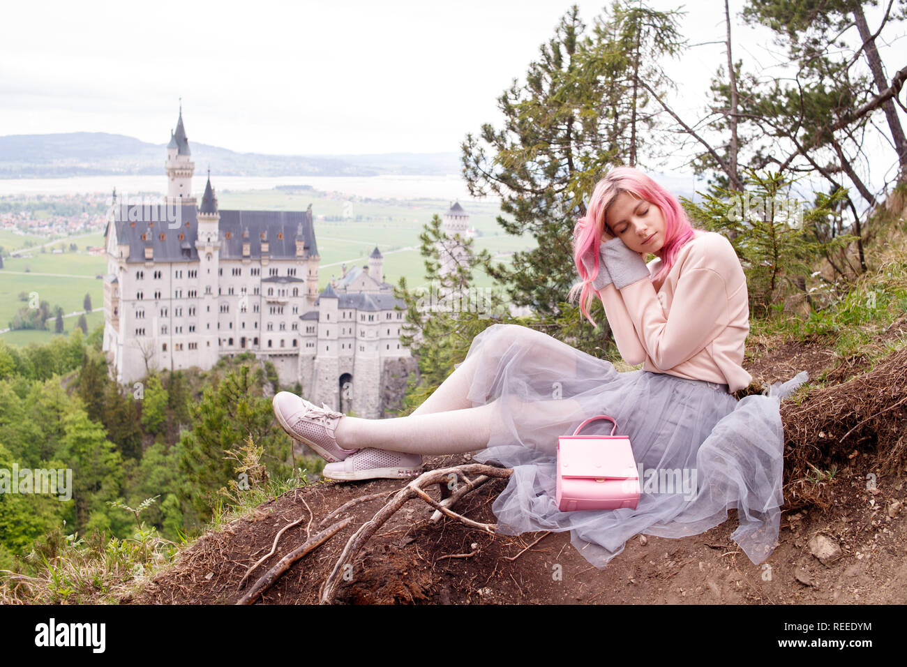 Une jeune femme aux cheveux roses dans un élégant belle jupe et veste ...