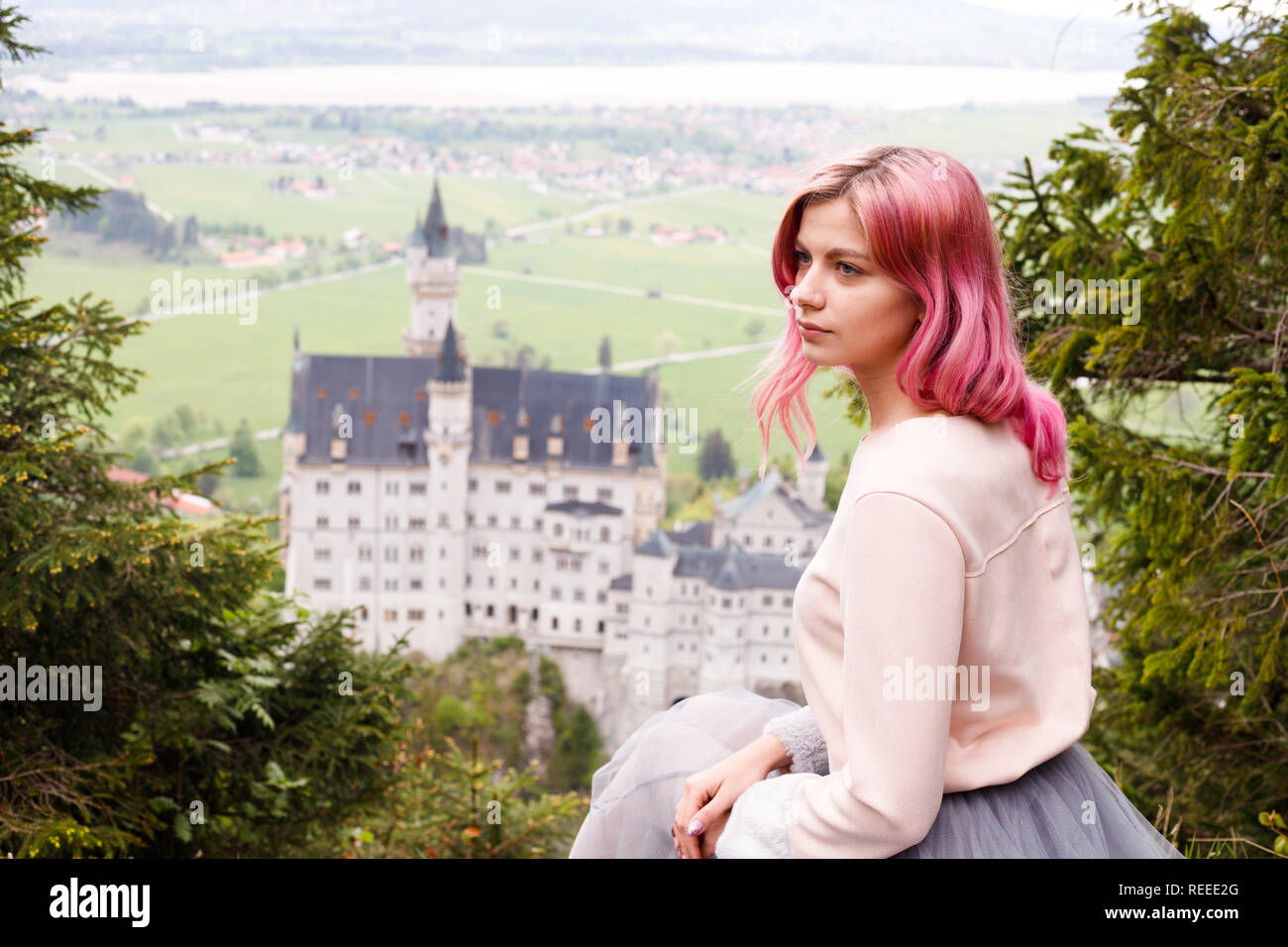 Une jeune femme aux cheveux roses dans un élégant belle jupe et veste ...