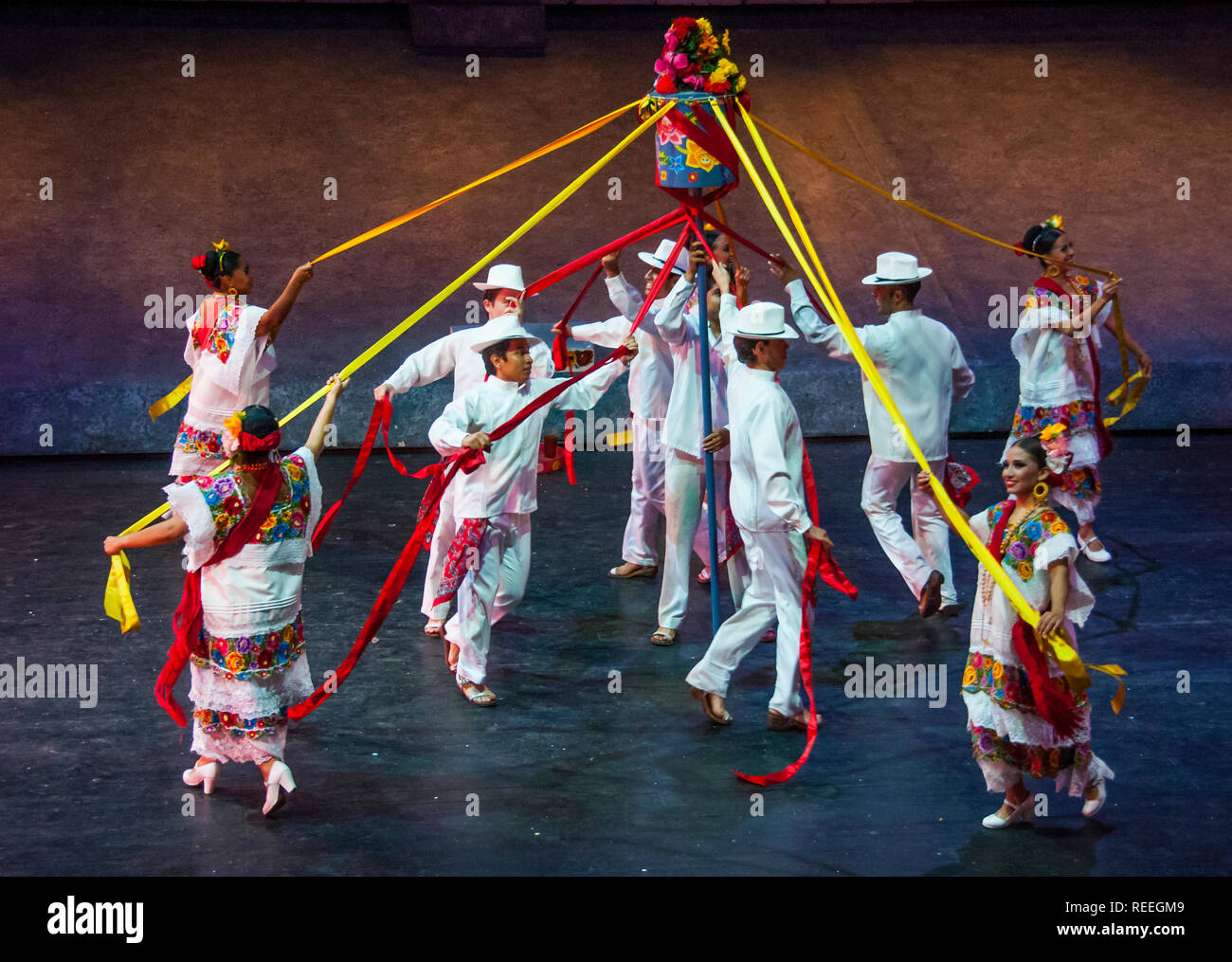 Les artistes interprètes ou exécutants à Xcaret Mexico Espectacular ...