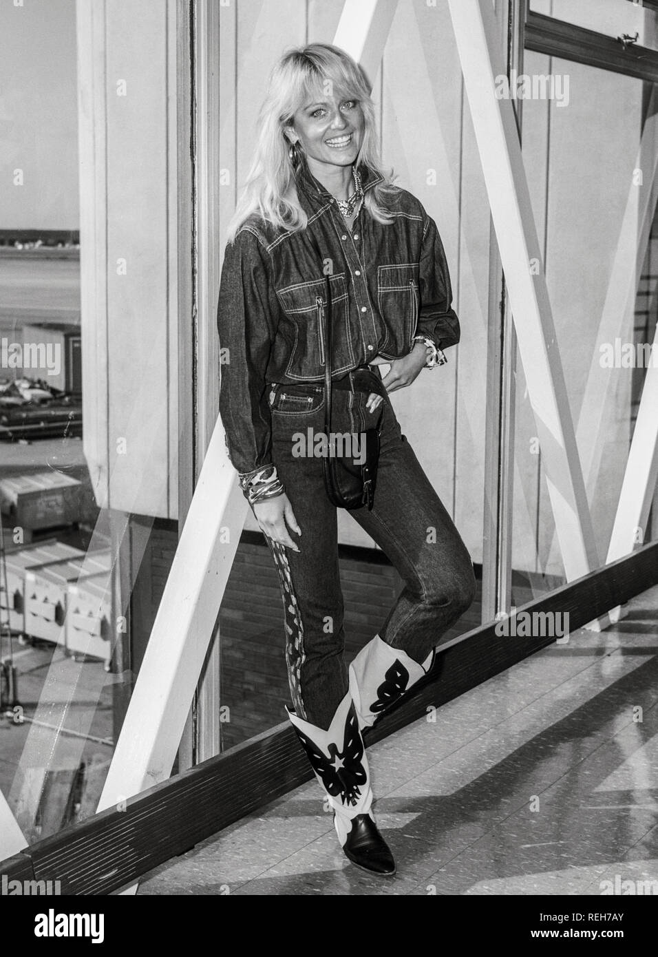 L'actrice suédoise, modèle et ancienne Miss Monde Mary Stavin arrivant ...