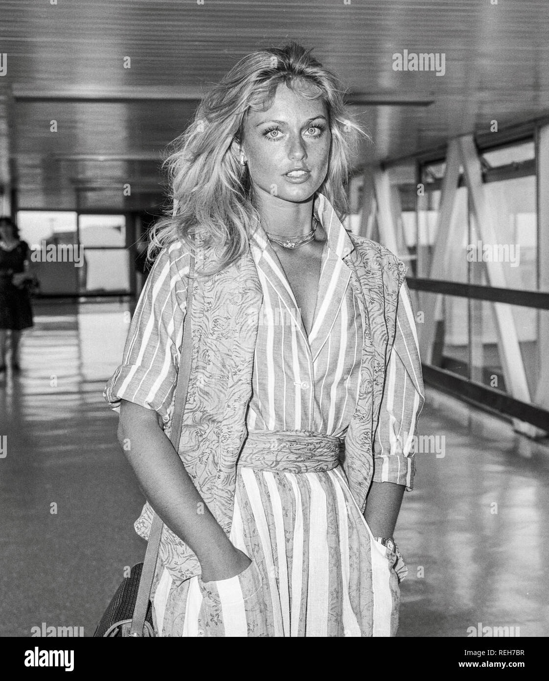 L'actrice suédoise, modèle et ancienne Miss Monde Mary Stavin arrivant ...