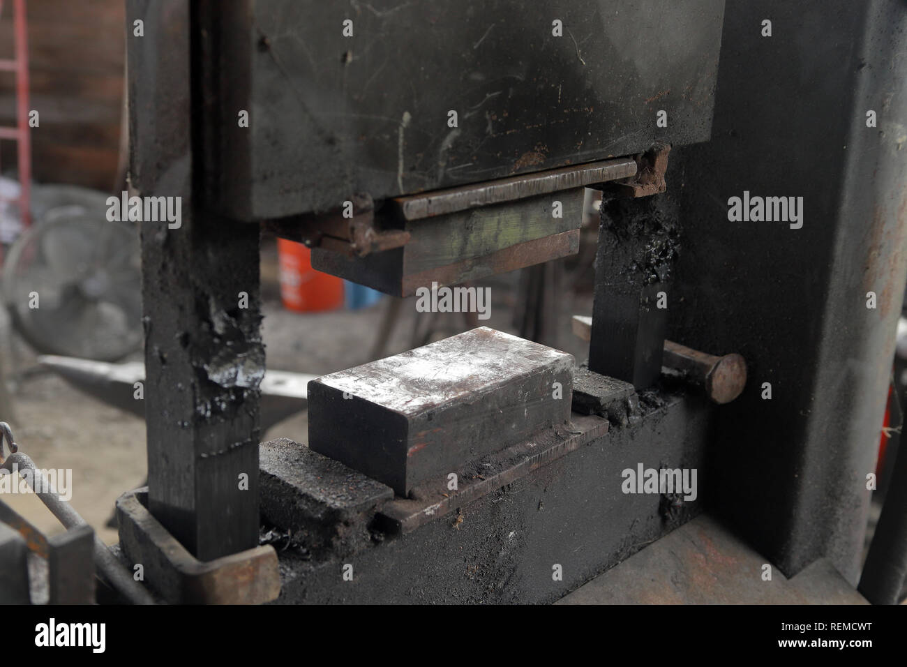 Presse hydraulique d'atelier de forgeron Photo Stock - Alamy