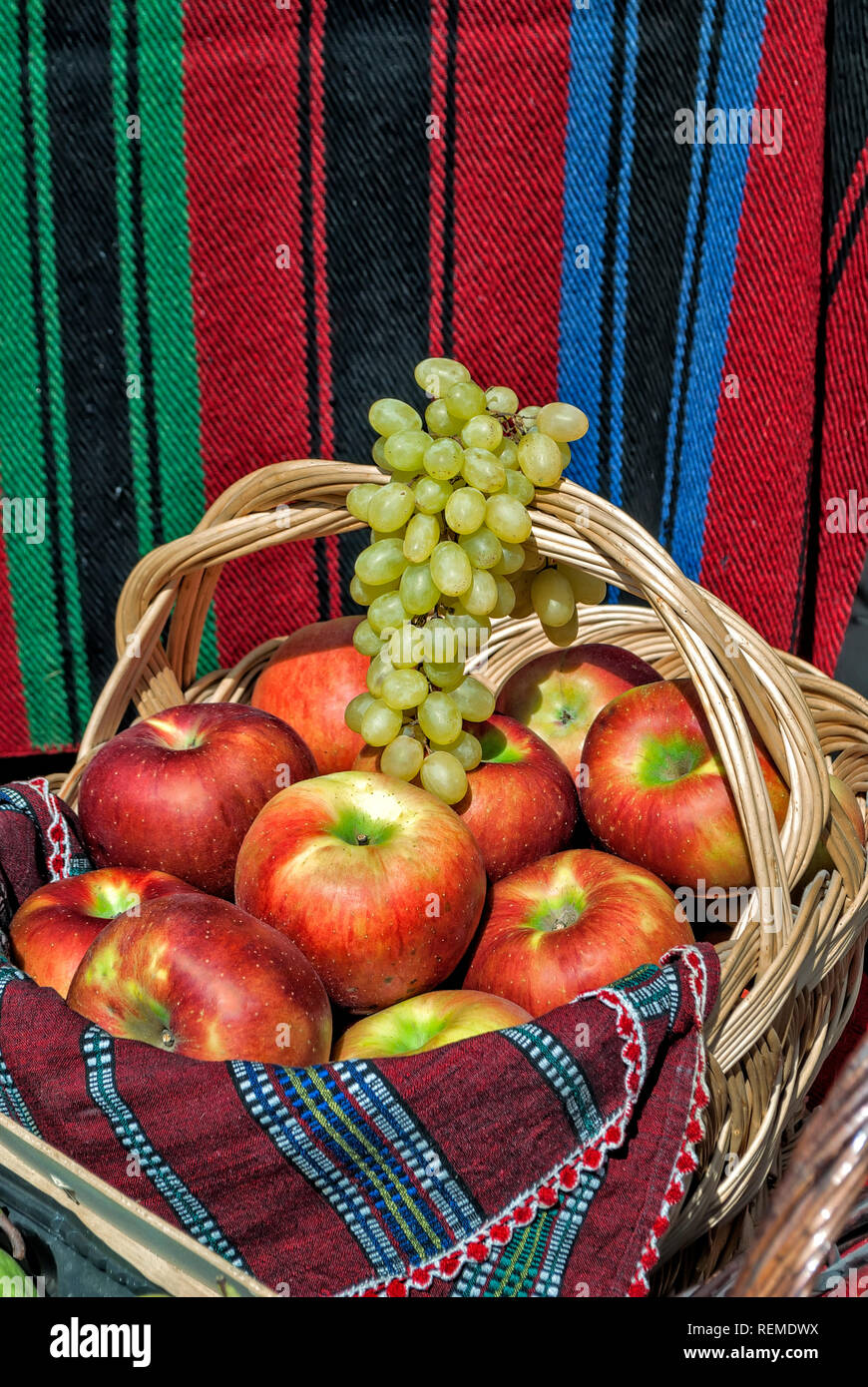 Nature morte avec des pommes au panier Banque de photographies et d ...