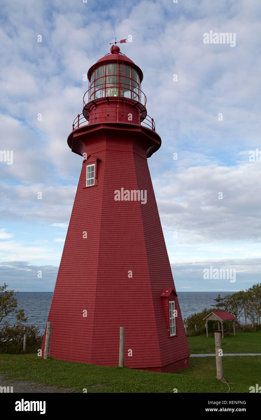 Le phare rouge à La Martre en Gaspésie au Québec, Canada. La structure ...