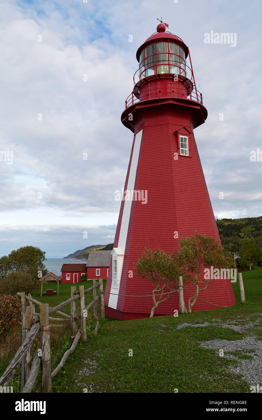 Le phare rouge à La Martre en Gaspésie au Québec, Canada. La structure ...