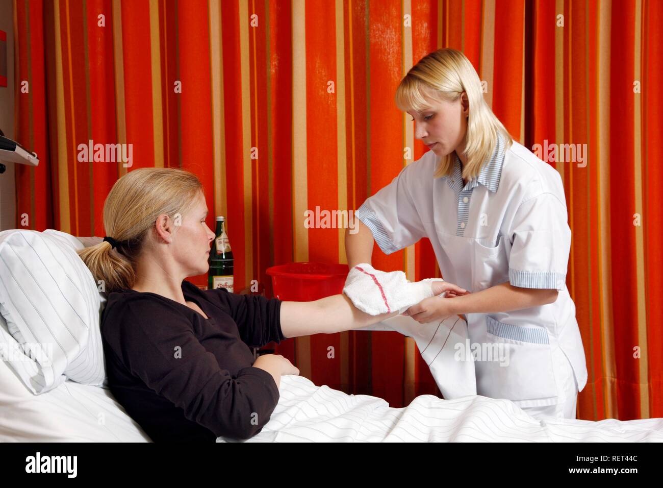Lave-infirmière d'un patient dans un lit d'hôpital Photo Stock - Alamy