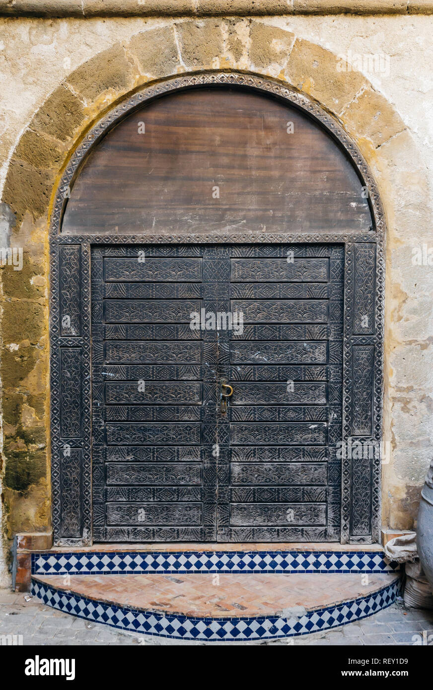 Porte arabe au Maroc (Marrakech). Style oriental traditionnel et design ...