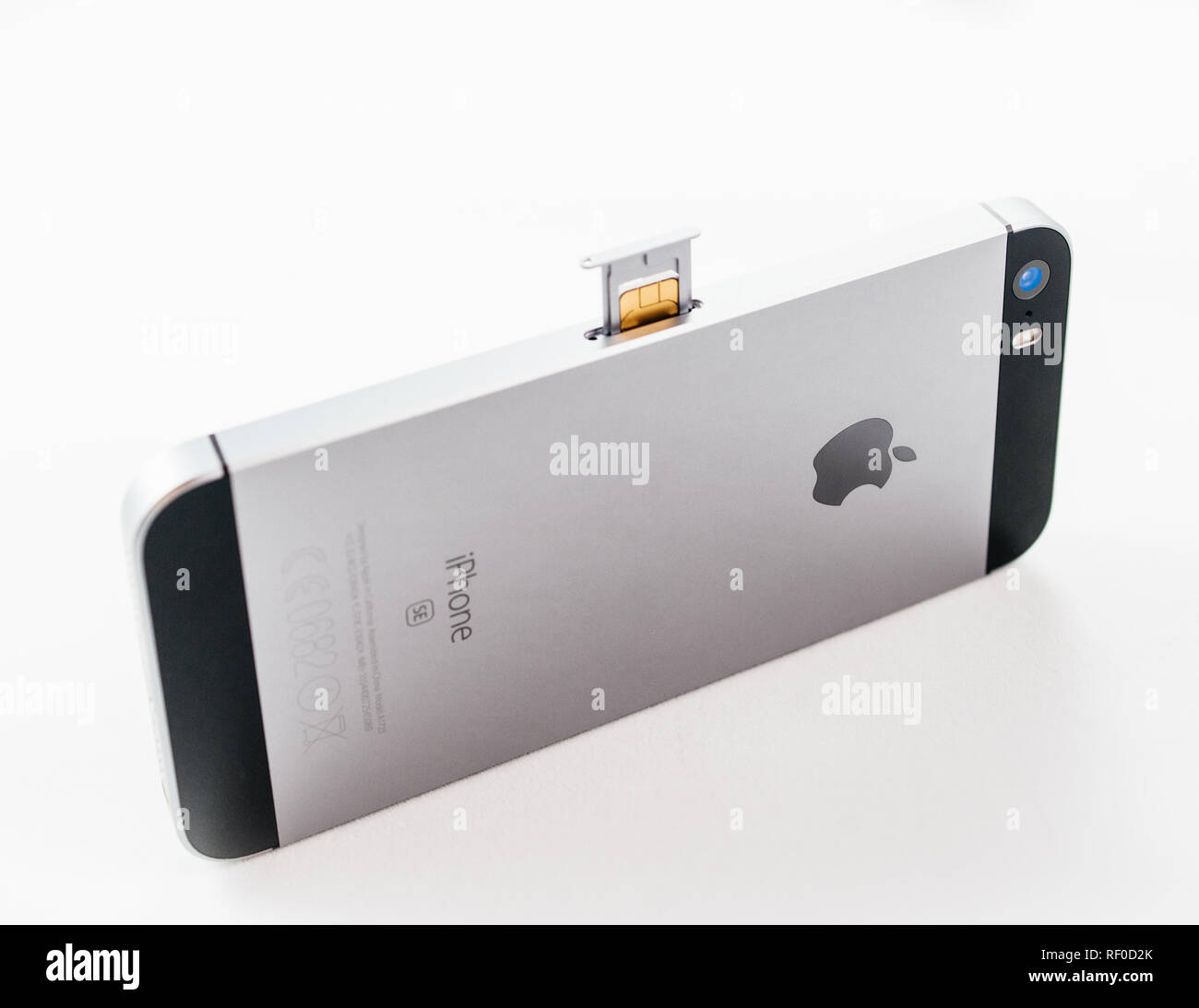 Paris, France - Apr 21, 2016 : Plus les ordinateurs Apple iPhone SE ...