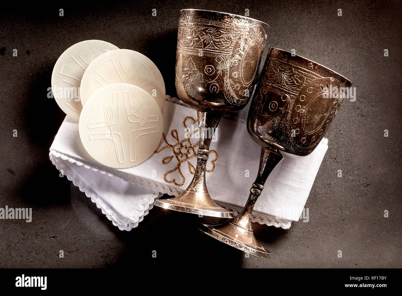 Pain sacramentel ou hosties consacrées et silver chalice tasses pour le ...