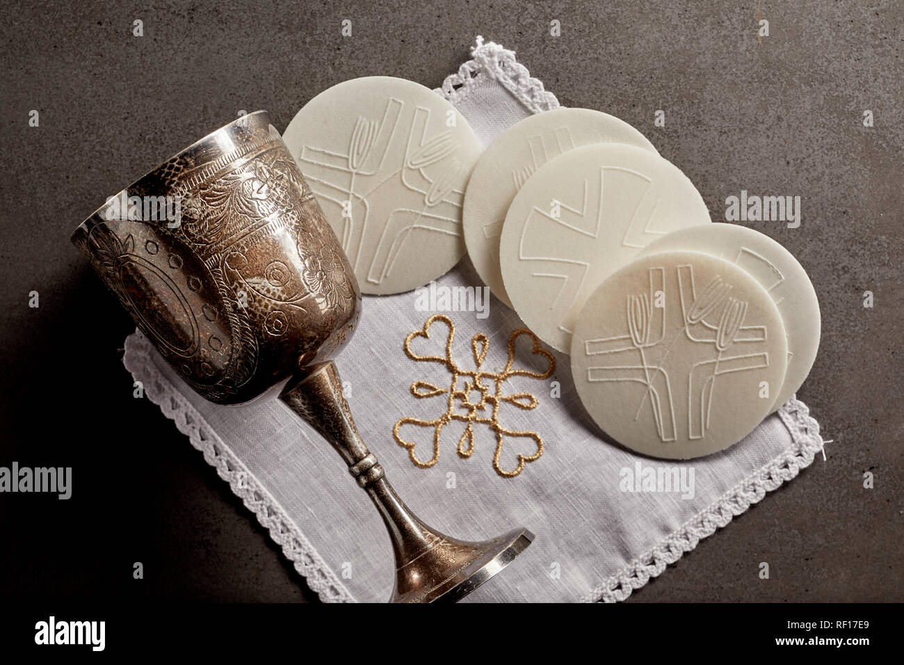 Coupe calice en argent et sacramentelle du pain, ou des hosties ...