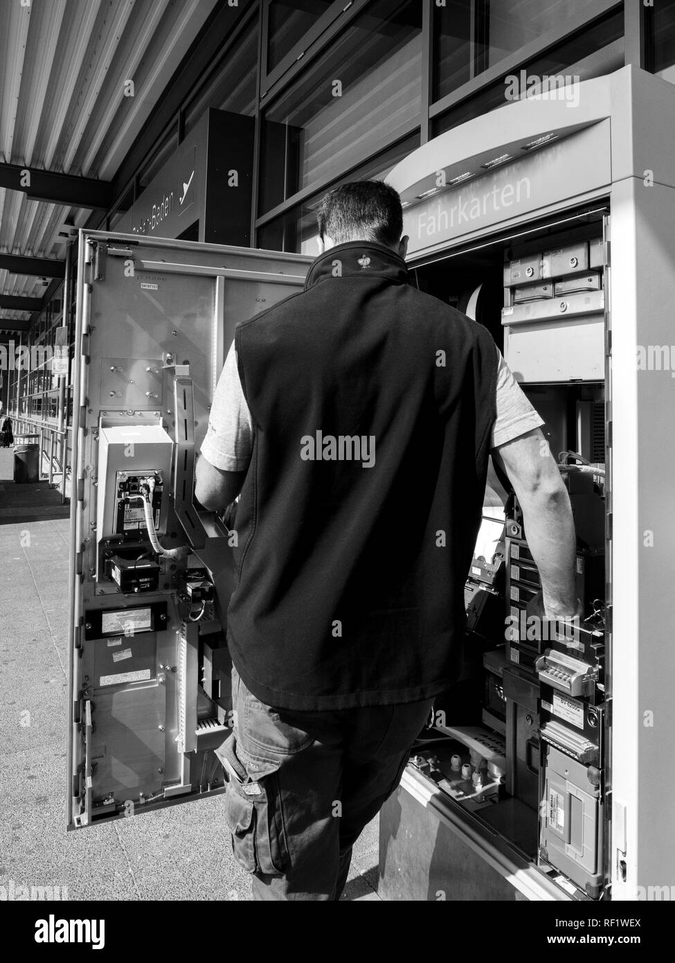 Tram ticket vending machine Banque d'images noir et blanc - Alamy