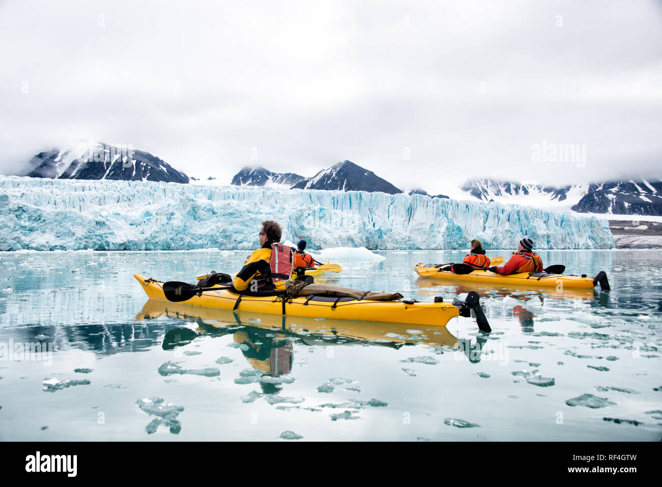 Excursions en kayak arctique Banque de photographies et d’images à ...