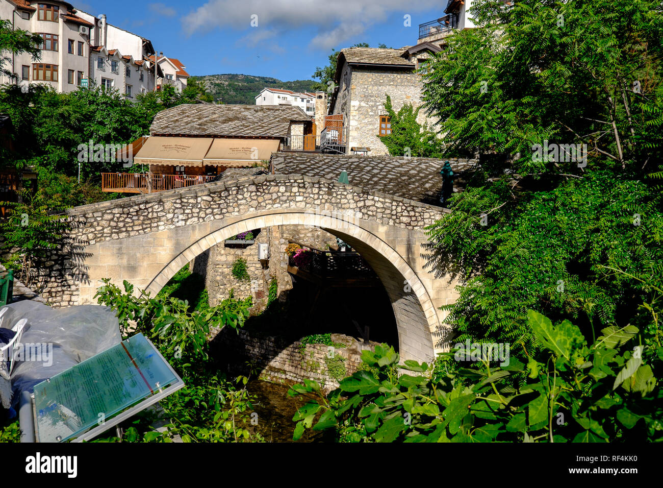 Connu comme le pont de travers, c'est une miniature et même ancienne ...
