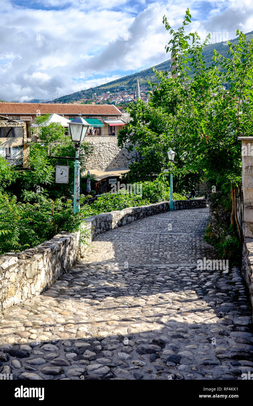 Connu comme le pont de travers, c'est une miniature et même ancienne ...
