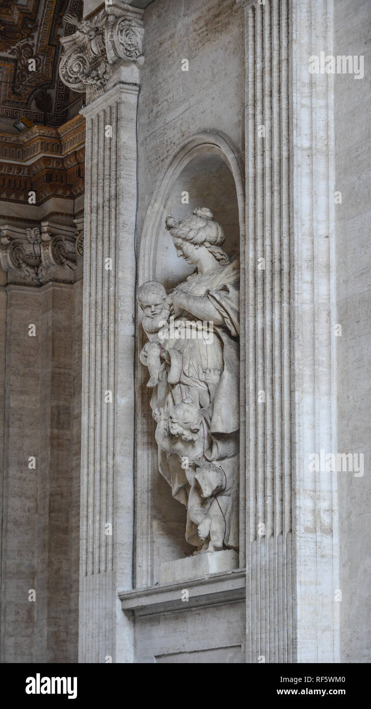 Ancienne statue de la Basilique Saint Pierre ou Basilica di San Pietro ...