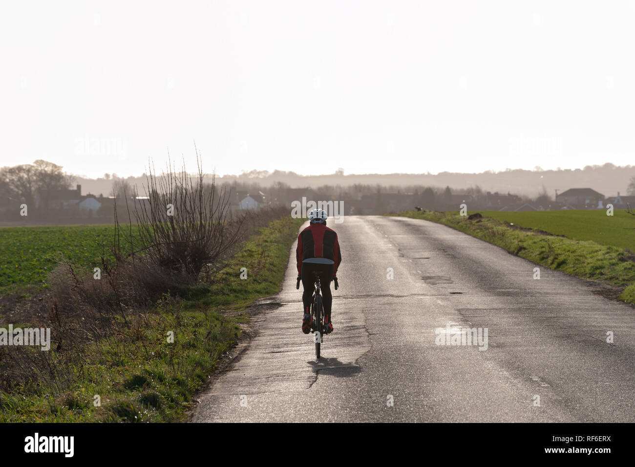 Cycliste sur une route ouverte Banque de photographies et d’images à ...