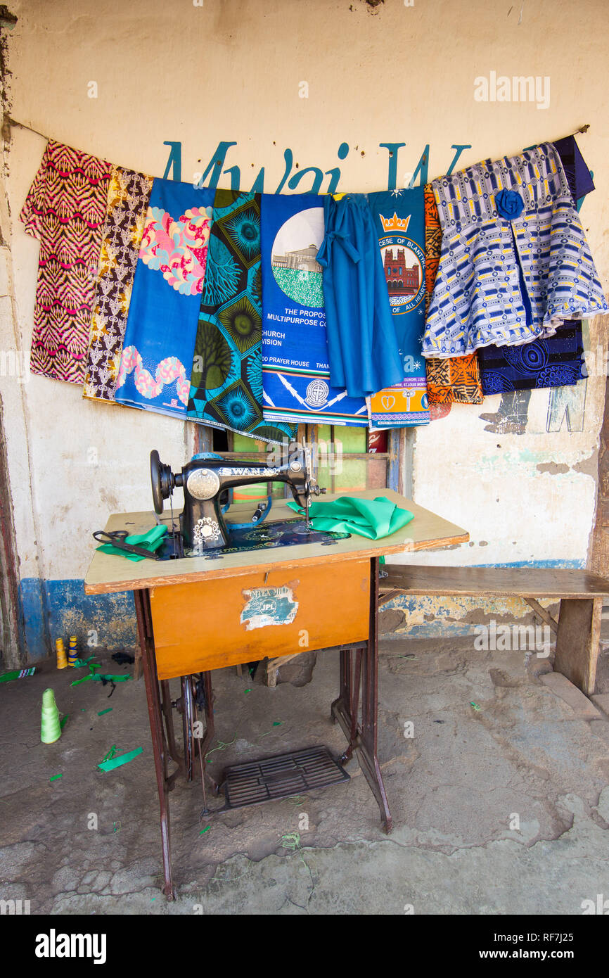 Africa malawi sewing machine Banque de photographies et d’images à ...