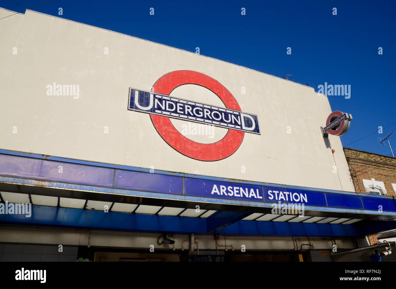 L'extérieur de la station de métro arsenal sur la ligne de métro ...