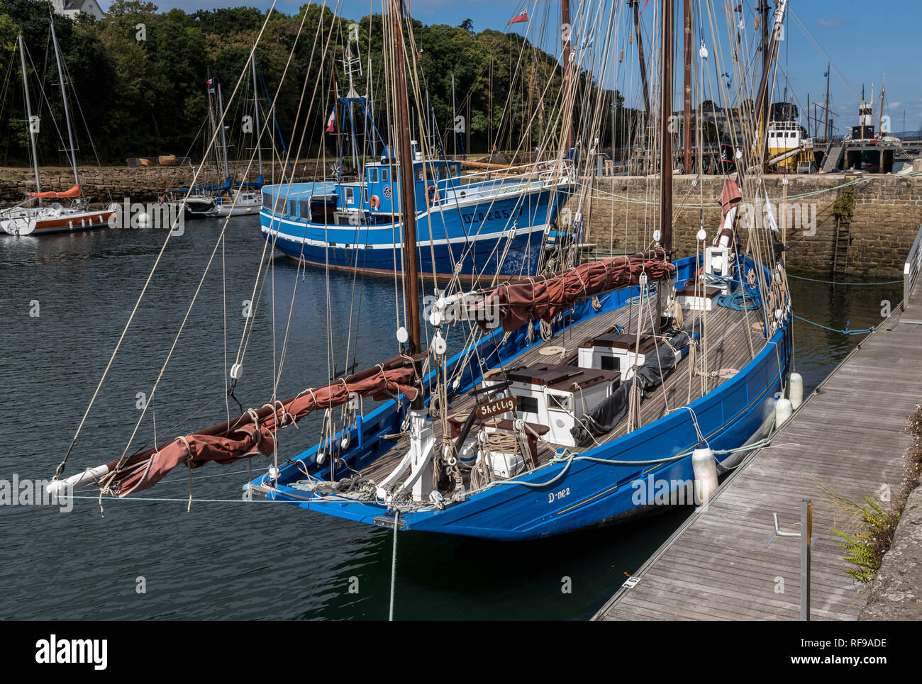 Bateau de pêche en bois a voile Banque de photographies et d’images à haute résolution - Alamy