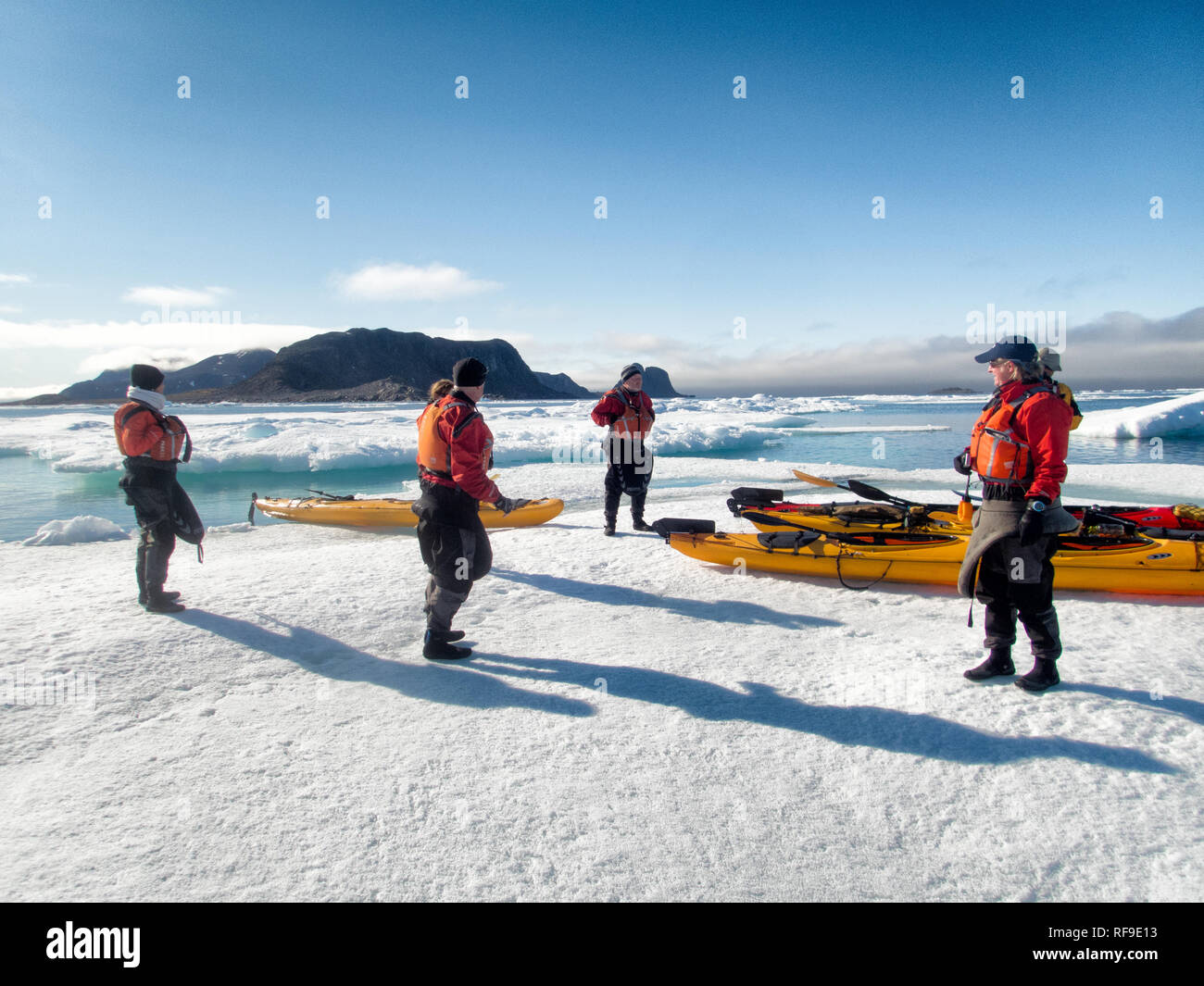 SVALBARD, Norvège — les touristes en kayak explorent les eaux glacées ...